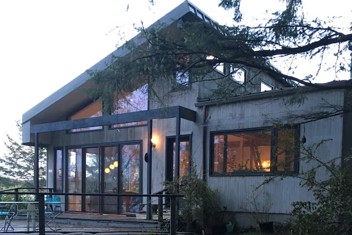 Madrone Beach House - Anderson Island, WA