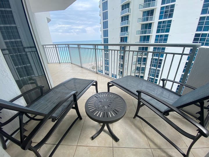 The Gloria, 1br/1ba Beachfront Condo! - Sunny Isles Beach, FL