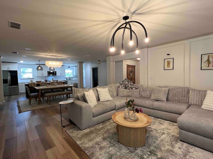 Modern Room With Shared Amenities At Ranch House - Roswell, GA