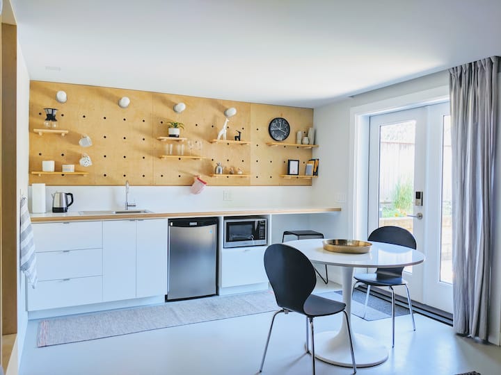 Private - Modern Mt. Pleasant Garden Studio - Vancouver