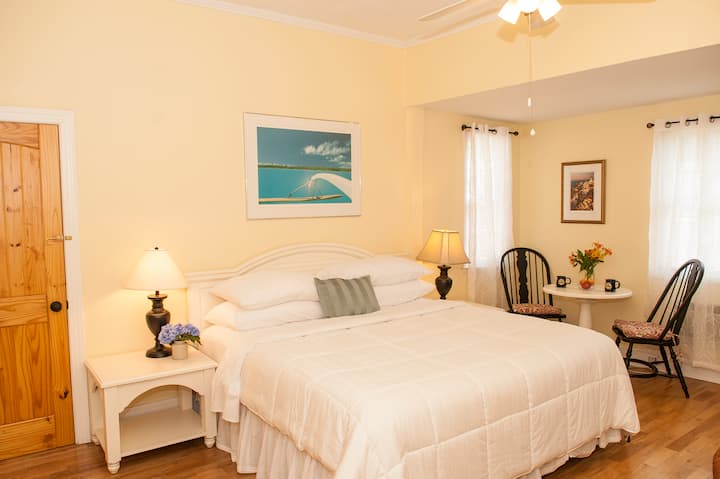 K-king Bed,private Bath & Entrance,great Location! - Saluda, NC