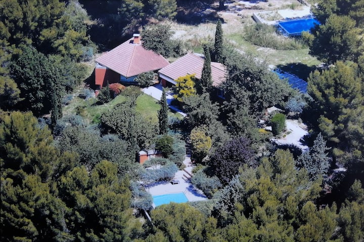 Belle Villa Moderne Sur La Colline D'eguilles. - Éguilles