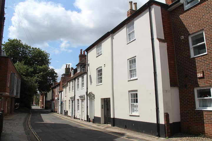 Cosy Townhouse In Central Chichester - South Downs