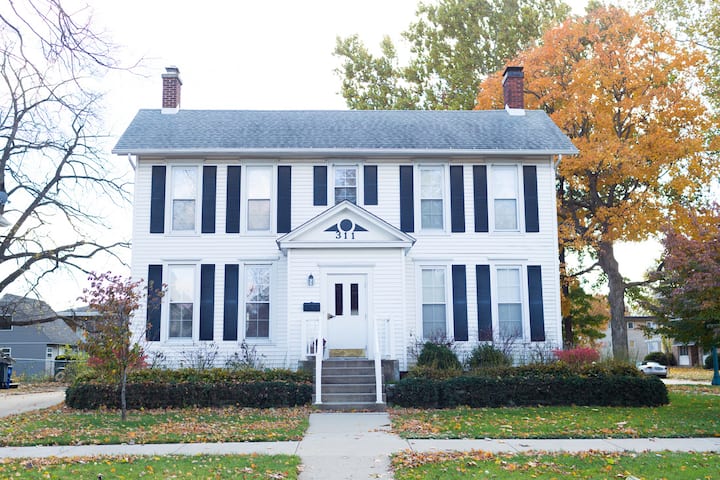 A Wonderful White Street Welcome! - Champaign, IL