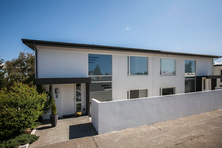 Bright House For 6 P. -With Hot Tub In Garden. - Reykjavík
