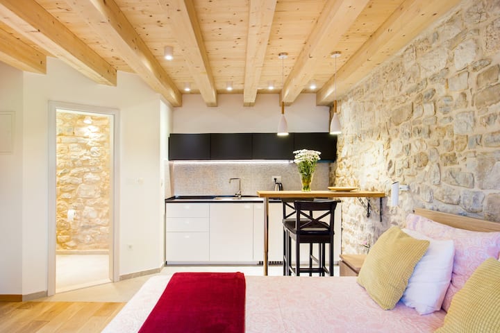 Explore The Historic City Center From A Remodeled Apartment - Split