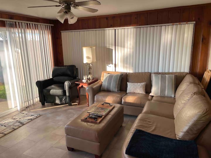 Peaceful Lakefront Living 3-br Home With Breathtaking Views; Pet & Smoke-free - Lake Erie, PA