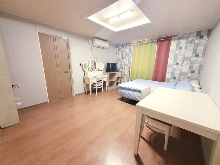 임당동 Ebo
영남대 지하철역 도보15분거리. 임당역 도보15분거리.위생소독철저 - South Korea