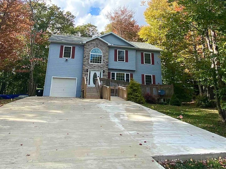 Captivating And Roomy Newly Renovated Family Home - Tobyhanna, PA