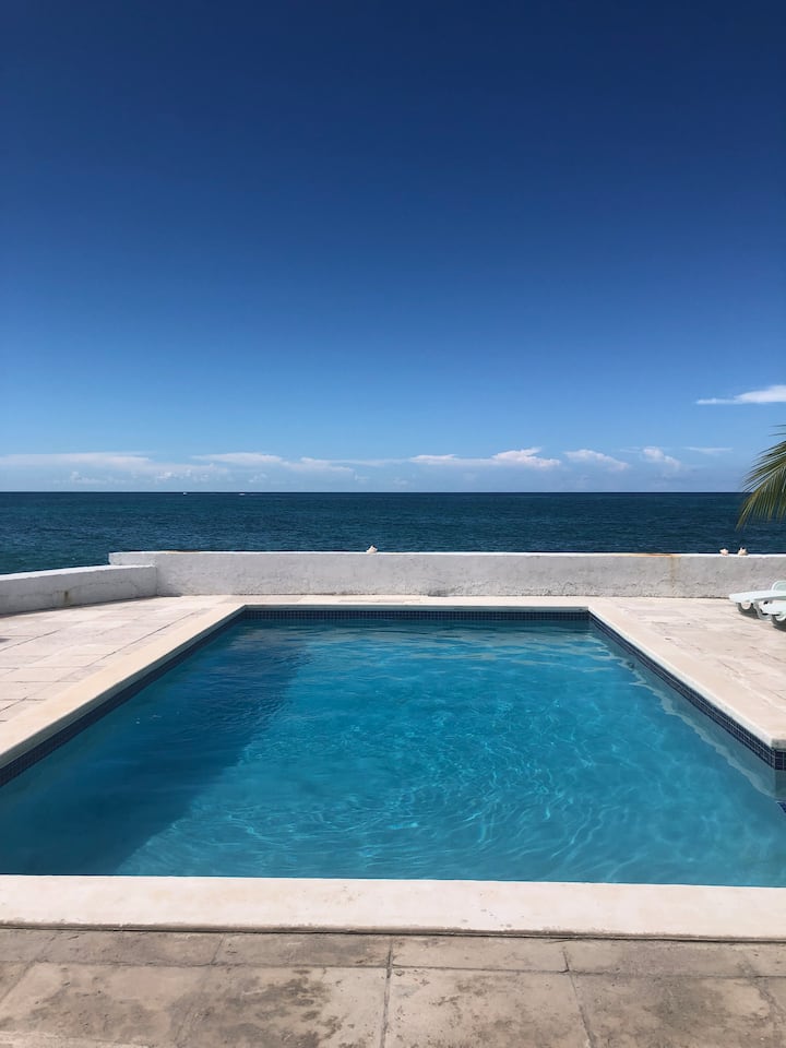 Walkable Oceanfront 2b/2b Condo (8 Years+) - Nassau