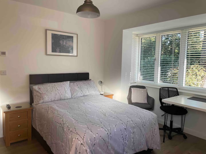 Self Contained Studio With Own Entrance & Parking - Staines-upon-Thames