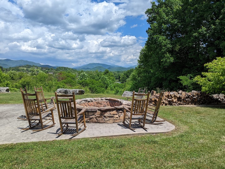 Peaceful Side Smoky Mountain Hip Vintage Condo - Townsend, TN
