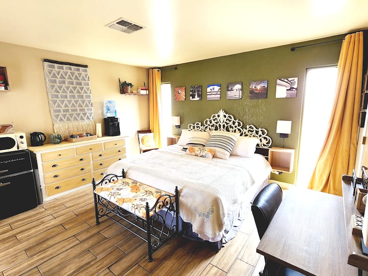 Serene Joshua Tree Getaway Private Entry - Dogs Ok - Yucca Valley, CA