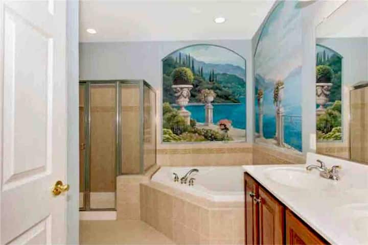 Open Floor Plan |Spa Tub| Chef’s Kitchen| King Bed - Maryland