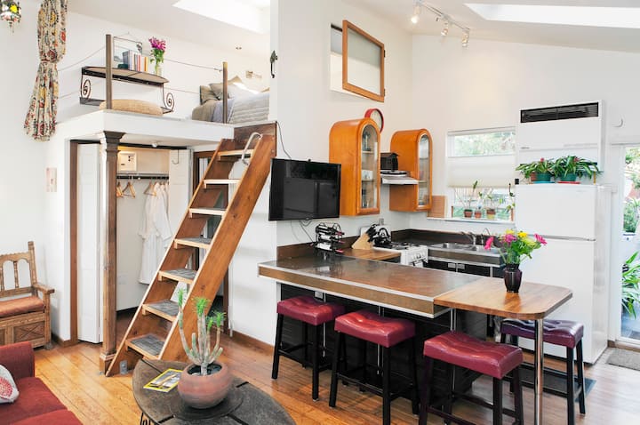 Sunny Loft In Gorgeous Cottage - Alameda, CA