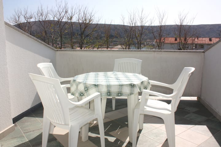 Lovely Apartment With Sea View Near City Center - Karlobag