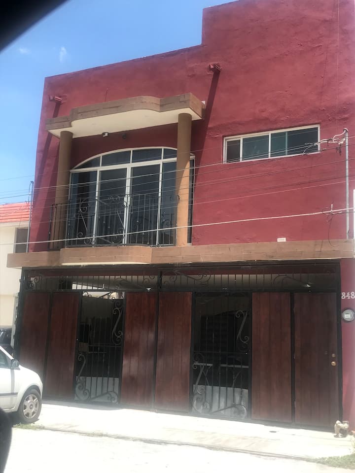 Casa Amplia, Calle Privada Cerca De Zona Comercial - Monterrey