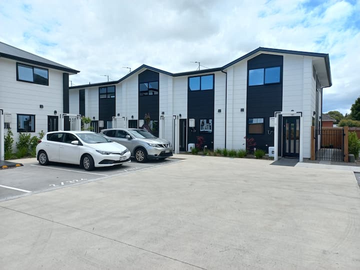 Townhouse (2 Bed) With Ev Charger And Carpark. - Lower Hutt