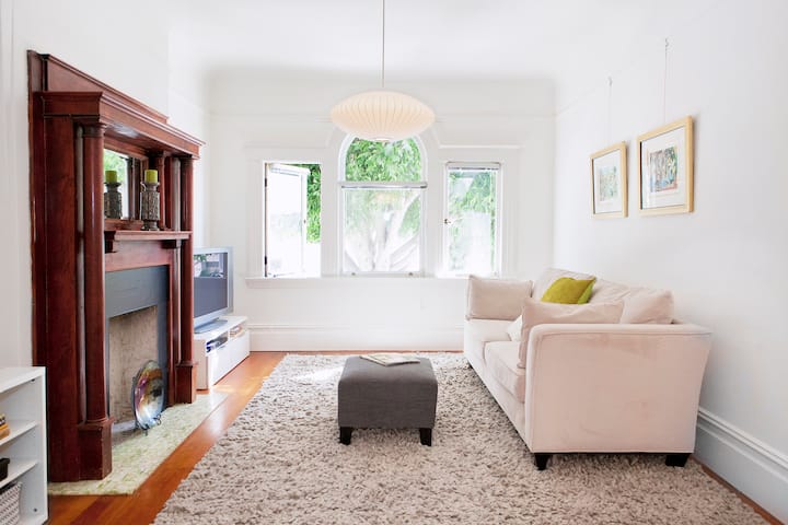 Spacious 1 Br / 1 Ba Living In Russian Hill - San Francisco, CA