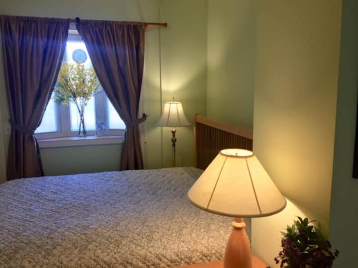 Tufts, Harvard, Davis Square- Airy, Bright Suite - Cambridge, MA