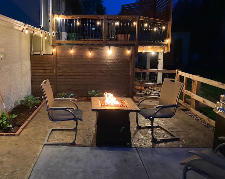 Private Entrance, Garden And Parking. - 골든