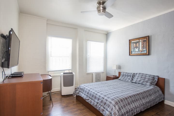 Studio In Hollywood, With Parking - Los Angeles, CA