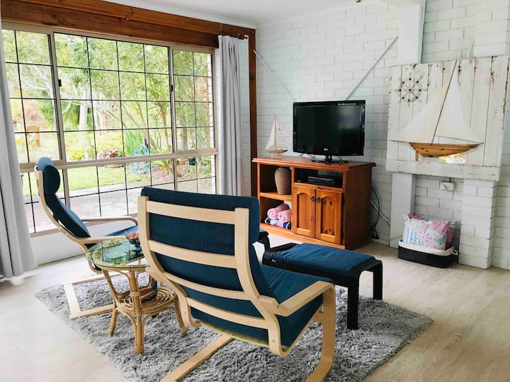 On Sandpiper - Absolute Beachfront Macleay Island - MacLeay Island