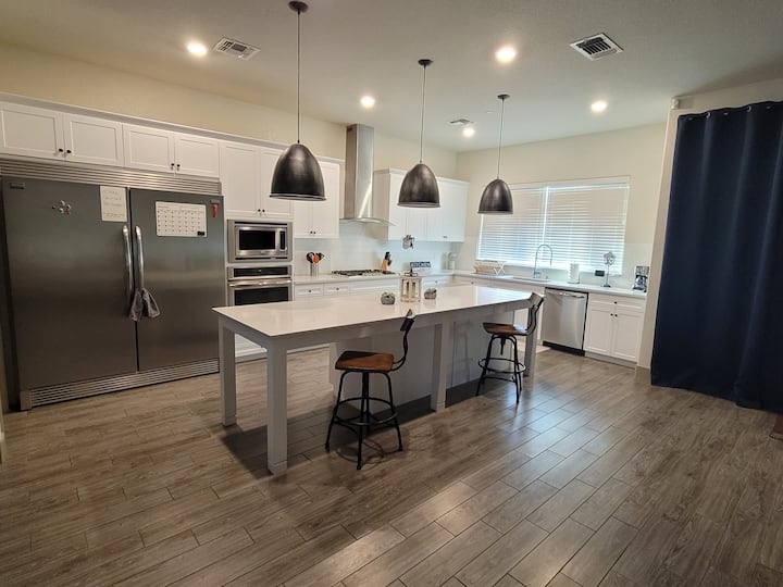 Modern 3-bedroom Home. Perfect For Month To Month! - Merced, CA