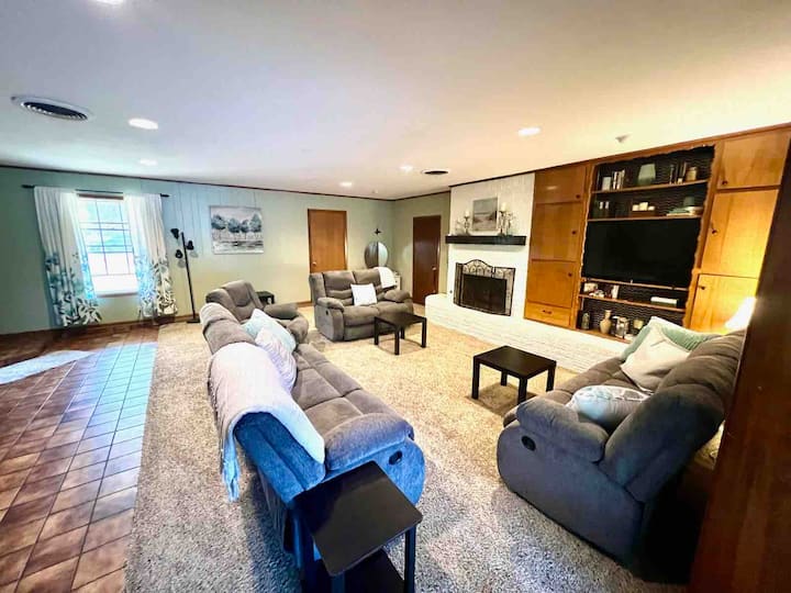 Big Family Friendly House 4 Miles To Kyle Field! - Bryan, TX