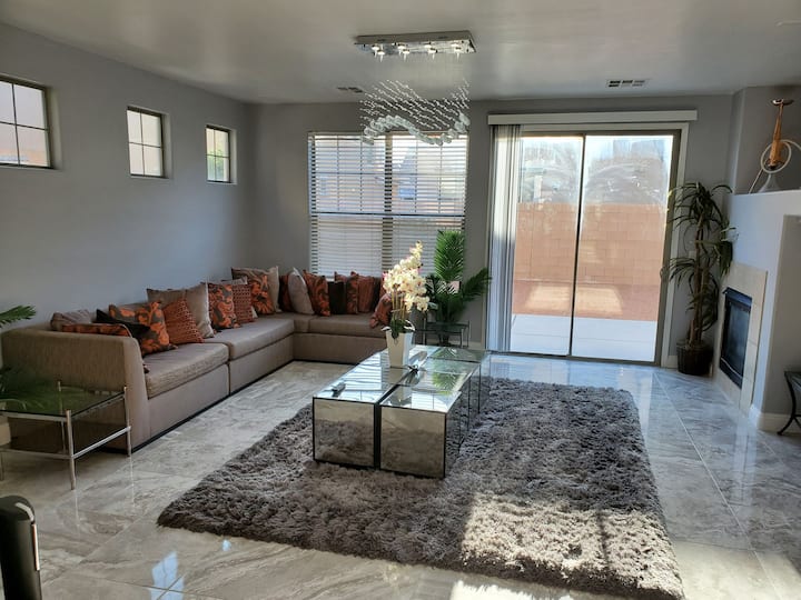 Edc Castle 5 * 2 Masters * 4000 Sq Feet * Gated - North Las Vegas, NV