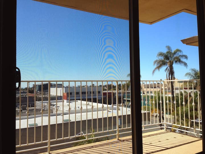 Classy Condo 1br/1.5ba + Parking - San Diego, CA