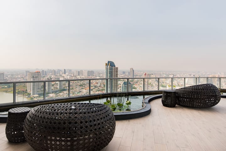 Urban Living On The Riverfront In A Luxe High-rise Apartment - Bangkok