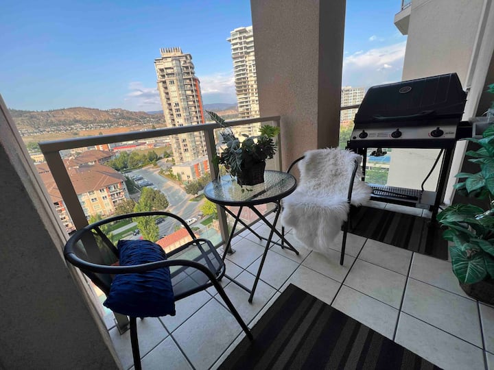 Pools, Beaches, Amenities Bright Downtown Unit - Kelowna