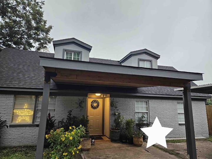 Cozy House, 4 Bedroom And 2 Bath - Houston, TX