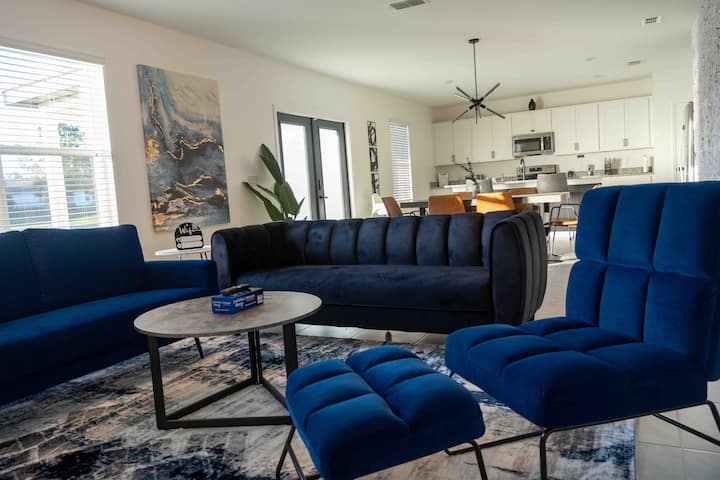 Aesthetic Contemporary Escape In Zephyrhills - Zephyrhills, FL