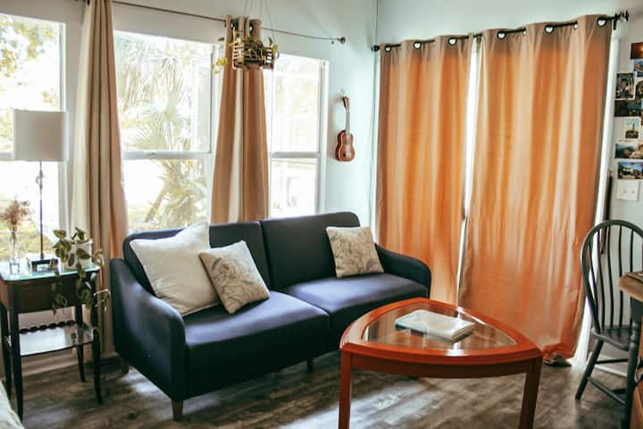 Hibiscus Hideout! A Great Little Getaway - Siesta Key, FL
