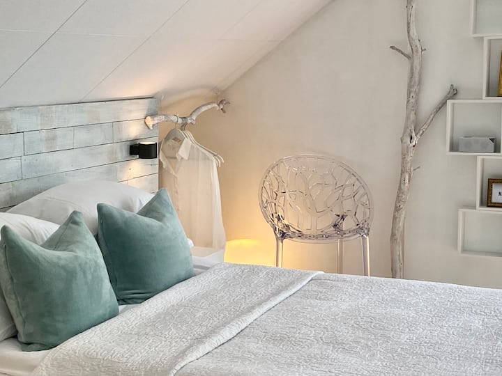 White Room - Bergen, Netherlands