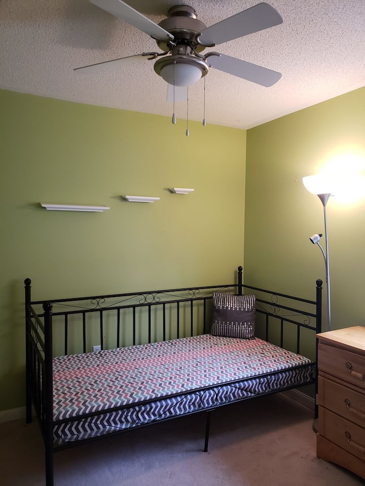 Single Room In A Bright Brampton Home - Brampton