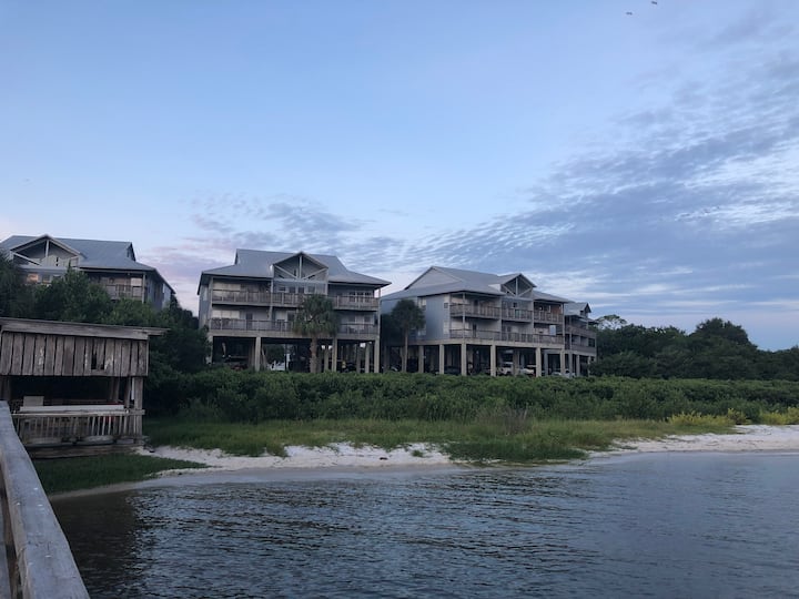 Cozy 2-bed Condo, Walk To Beach & Dining - Cedar Key, FL