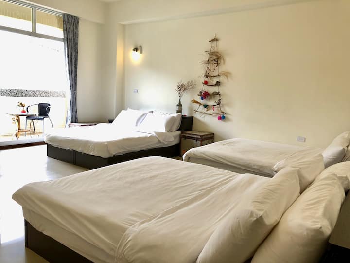 Ren Ke Guest House | Family Room - 3 Queen Beds - 타이동