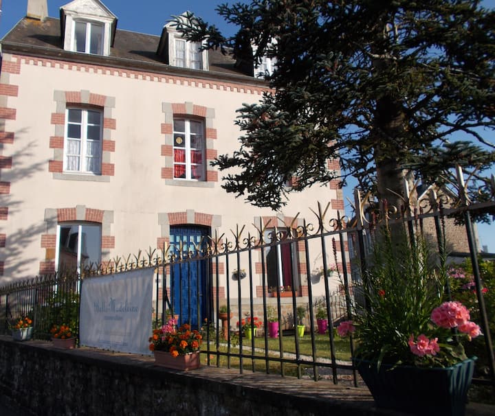 Belle Madeleine 5 Bedroom Town House, Sleeps 12 - Mayenne