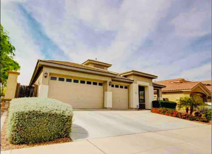 Contemporary Style Home Near Gila Arena & Stadium - Arizona Christian University, Glendale