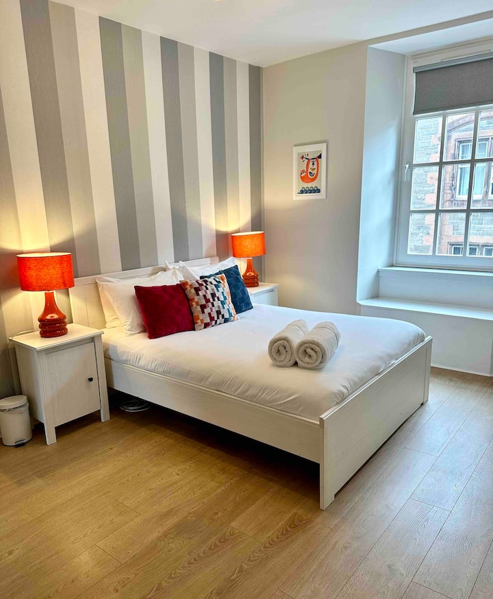 Spacious + Modern 2bed Royal Mile Apartment - Edimburgo