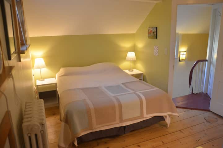 Cozy 2 Bedroom Private Front Of House. - Burlington, VT