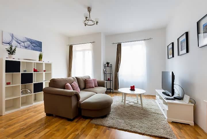 The Dohany Central Apartment With Balcony - Budapest