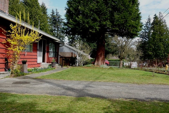 A Comfortable 3 Bedroom Home, Parking On Premises. - Mountlake Terrace, WA