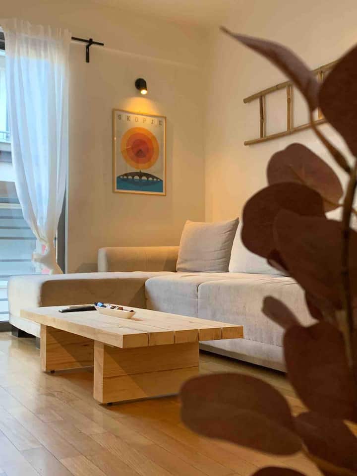 Central Apt W/ Fast Wifi + French Balcony - Skopje
