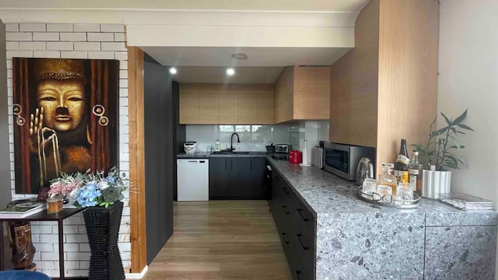 King Bed Large Bedroom W/ Ensuite Close To Casino - Broadbeach