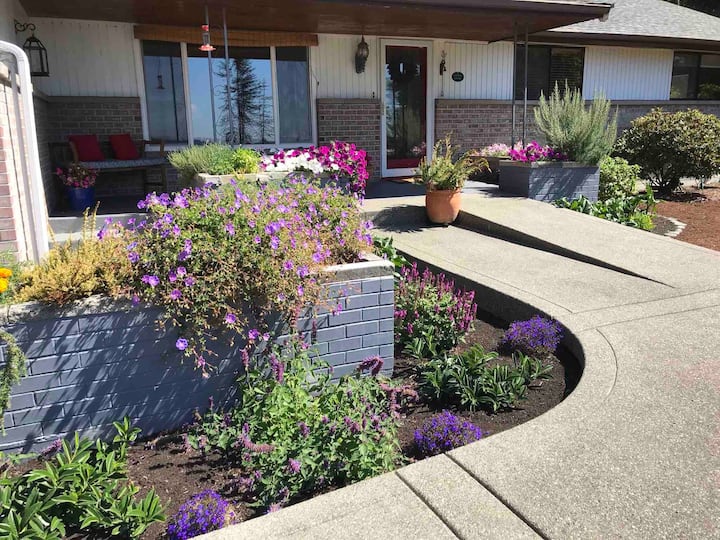 Spacious Loft Space With Great View! - Gig Harbor, WA