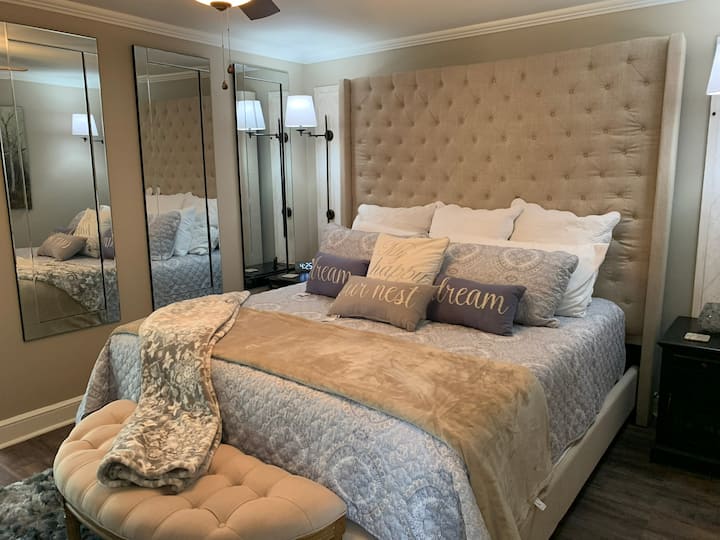 Luxury Spa Suite On 3rd - Hickory, NC